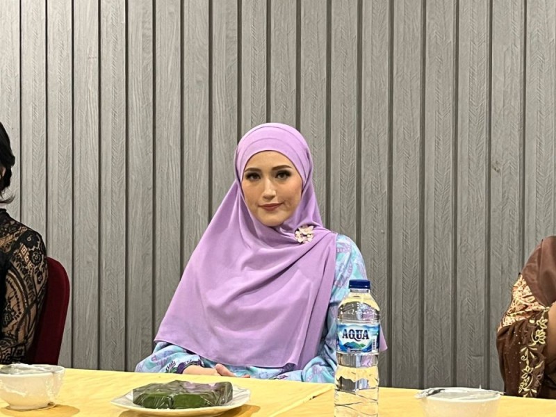 Adelia Pasha Ubah Wajah Batik: Dari Busana Resmi ke Gaya Kekinian Gen Z